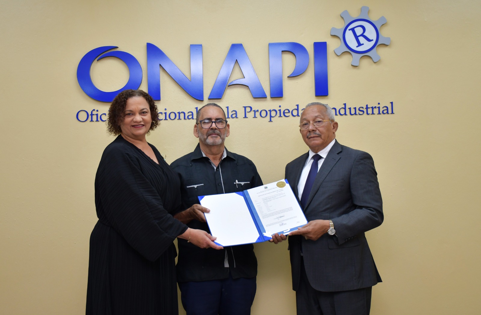 ONAPI entrega certificación de Patente de Modelo de Utilidad a inventor ...